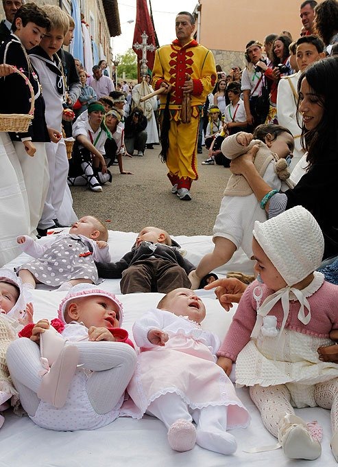 The Spanish Baby Jumping Festival of El Colacho | Amusing Planet
